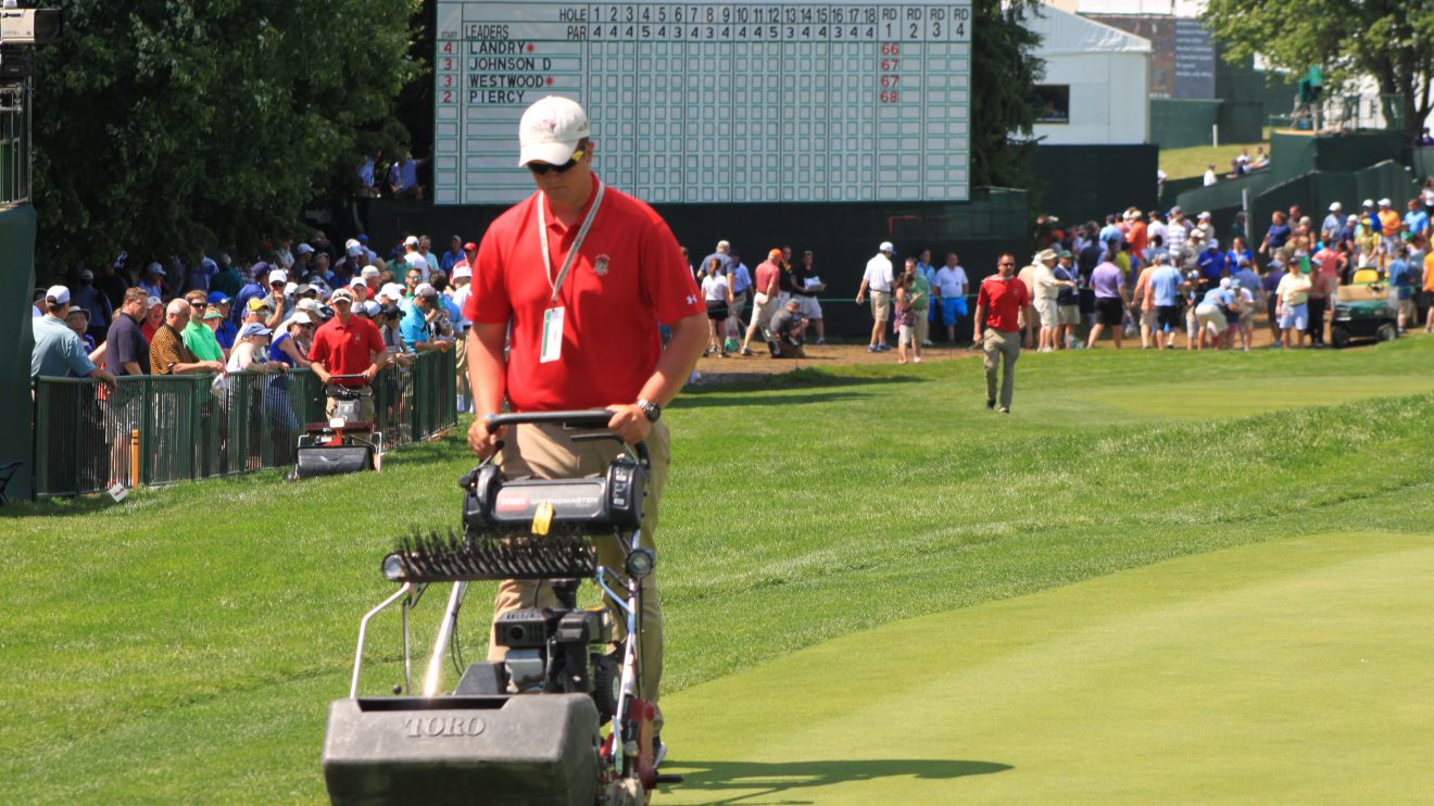 Explaining why there's blue stakes on the No. 9 green at Oakmont C.C.