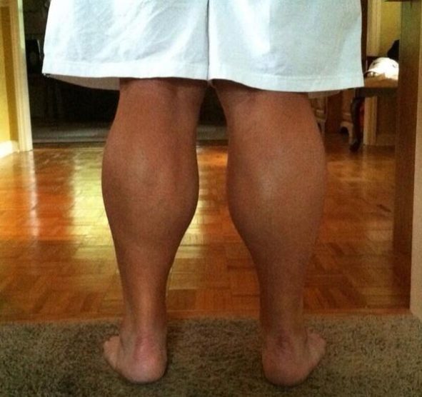 Kevin Kisner's caddie, Duane Bock, has incredibly large, impressive calves